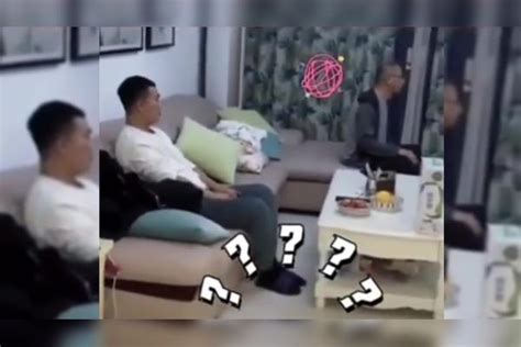 女婿和老丈人第一次见面！沙发上安静看 电视”，网友：在意念中进行了一场精彩的较量！