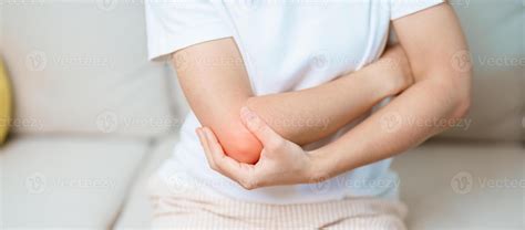 Mujer Teniendo Codo Dolor A Hogar Músculo Dolor Debido A Lateral