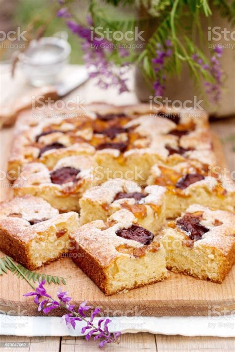 자 두와 복숭아의 조각과 나무 테이블에 꽃의 꽃다발과 과일 파이의 조각 소박한 스타일입니다 0명에 대한 스톡 사진 및 기타 이미지 Istock