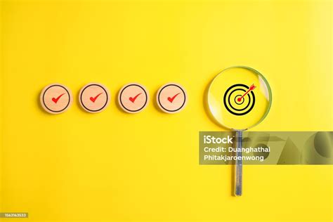 목표 목표 및 돋보기로 아이콘 수정 비즈니스 전략 계획 관리 비즈니스 프로세스 및 워크 플로우 개발 비즈니스 목표 달성을위한 설문 조사 및 품질 관리 평가 확인표시에 대한