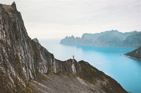 여행 노르웨이 휴가 남자 피요르드 모험 라이프 스타일 고독 침묵 개념 스칸디나비아 야외 등반 위의 절벽에 혼자 서 가장자리에 대한 스톡 사진 및 기타 이미지 Istock