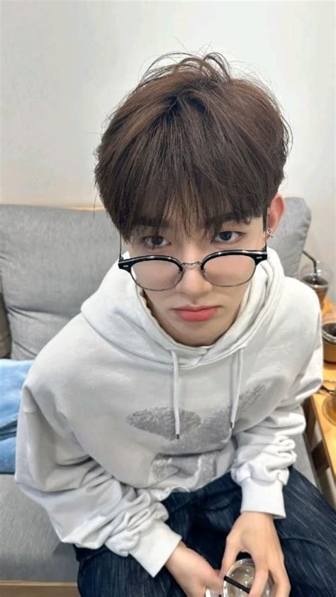 Zhang Hao Eye Glasses 🕶️ 포즈 수박 주스 보고싶어