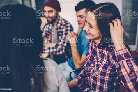 젊은 성공적인 힙스터 소녀 웃고 대학 캠퍼스에서 남성과 여성 십대 친구와 함께 시간을 보내고 즐기는 실내 비공식 회의 동안