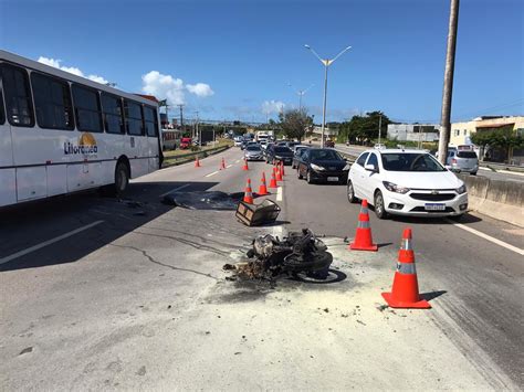 Homem morre e moto pega fogo após acidente ônibus na BR 101 Rio