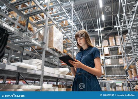 Almac N Al Por Mayor Trabajador De Mujer Joven Hermoso De La Tienda En
