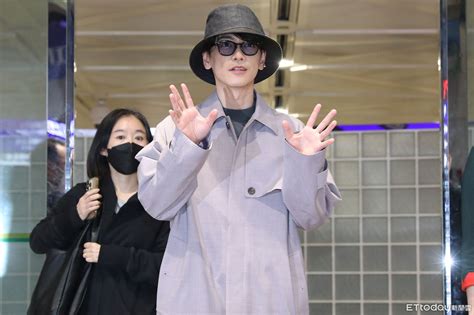 直擊／《初戀》男神佐藤健抵台揮手！燦笑電眼惹千位粉絲尖叫 Ettoday星光雲 Ettoday新聞雲