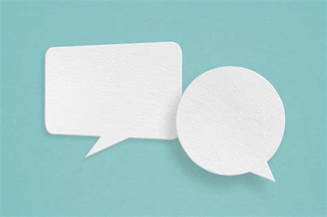 커뮤니케이션과 소셜 미디어 고객 피드백 개념 그런지 하늘색 질감 배경에 잘라낸 흰색 말풍선 그런지 종이 대화 풍선 문자 기호에 대한 스톡 사진 및 기타 이미지 Istock