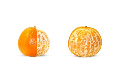 신선한 벗 겨 Mandarines 귤 클레 멘 타인 흰색 배경에 고립 최소한의 음식 개념입니다 Clementine Fruit