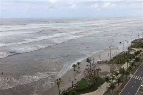 Maré Alta Cobre Faixa De Areia E Invade Quiosques Na Orla De Santos