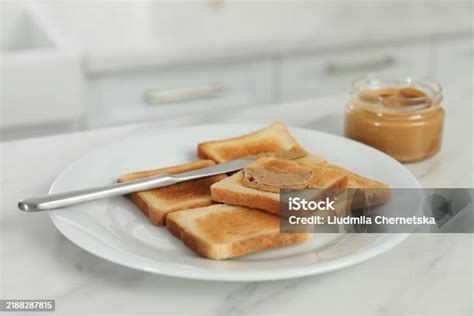 흰 대리석 테이블에 맛있는 견과류 버터와 토스트 근접 촬영 0명에 대한 스톡 사진 및 기타 이미지 0명 갈색 건강한 생활방식 Istock