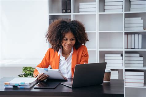 Pengusaha Wanita Menganalisis Manajemen Data Perusahaan Bisnis Analisis