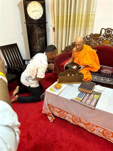 දළදා මාලිගාවේ කරඬුන් වහන්සේට අගනා මැණික් එබ්බවූ රන් පළඳනාවක් පැලඳුවා