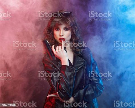 밝은 붉은 입술을 가진 아름다운 젊은 백인 소녀는 총으로 포즈를 취합니다 여자에 대한 스톡 사진 및 기타 이미지 여자 한 명의 여자만 20 24세 Istock