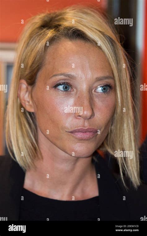 Laura Smet Arrive à La Première Du Film La Sainte Famille à Lugc