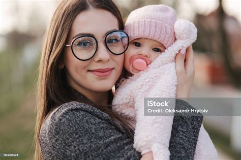 어머니와 그녀의 작은 아기 소녀의 초상화입니다 아름 다운 엄마와 귀여운 아기 어머니는 그녀의 딸을 Hud 아기는 Peanch