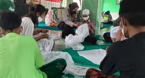 Santri Ponpes Raudlatul Hasanah Antusias Latihan Bikin Kain Jumputan