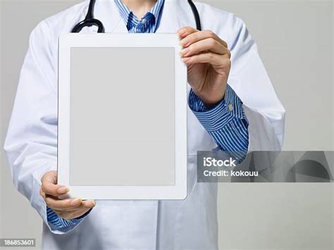 의사 이용하여 모바일 태블릿 Pc Electronic Medical Record에 대한 스톡 사진 및 기타 이미지