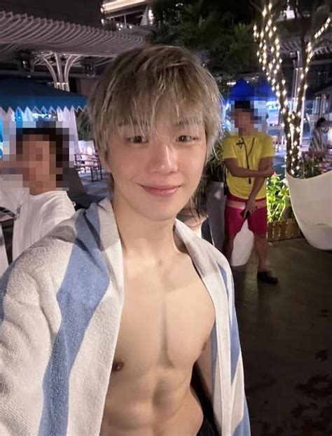 강다니엘 반전 매력 제대로 순둥순둥한 얼굴에 식스팩 복근