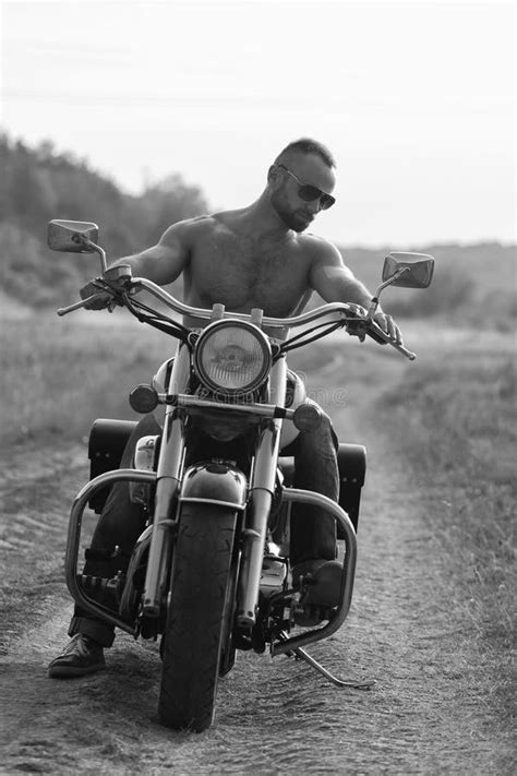 Парень с девушкой в поле на мотоцикле Стоковое Изображение изображение насчитывающей лужок