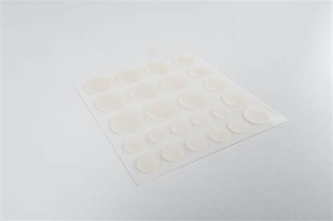 흰색 배경에 여드름을 위한 둥근 패치 세트 여드름과 주사비 클로즈업 치료를위한 여드름 패치 얼굴 회춘 클렌징 화장품 0명에 대한 스톡 사진 및 기타 이미지 Istock