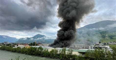 Bolzano Incendio Nella Sede Di Alpitronic Chiuso Lo Spazio Aereo