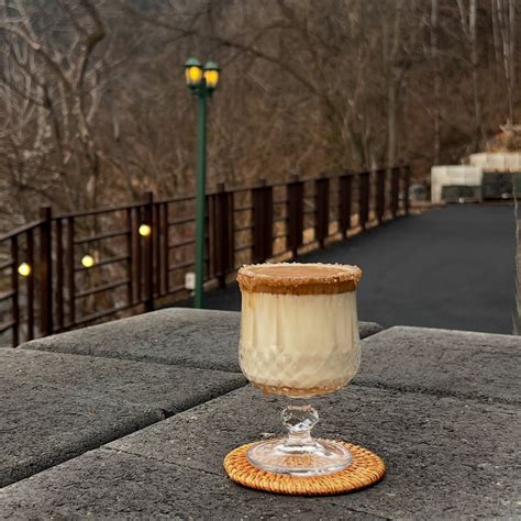 카페 우후연 🌱 눈이 사락사락 내리는 수안보에요 즐거운 주말 보내고 계신가요 우후연에는 주말동안 많은 분들이 찾아주셔서 준비해둔 디저트가 일찍 소진되어 버렸어요