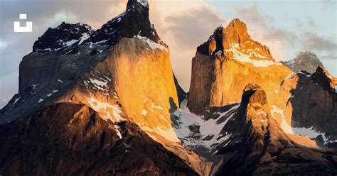 Montagne Couverte De Neige Sous Un Ciel Nuageux Photo Image Gratuite