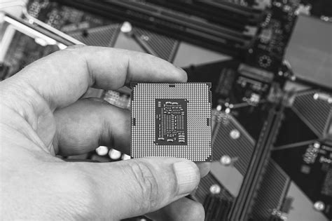 배경 마 더 보드 근접 촬영 상위 뷰 흑백 사진에 손가락 데스크톱 프로세서 8 세대를 들고 남자 Cpu에 대한 스톡 사진 및
