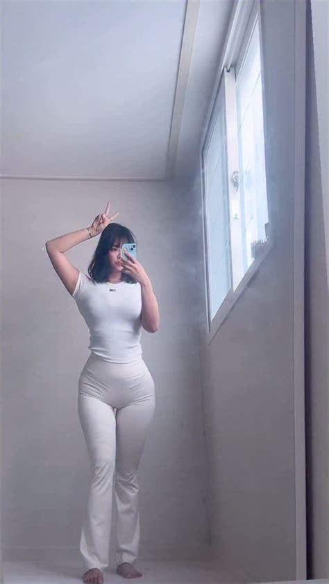 쇼호스트 이지현 내가 좋아하는 홀터넥 입고 전주 신시가지 새벽 마실 술 못마시는 나는 늘 신시 이디야 😝😝