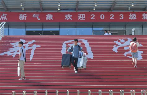北京大学2023级新生今报到，新生畅聊最想去的北大“打卡地”本科新生考古新生报到新京报学院新浪新闻