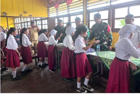 Menjelang Tahun Ajaran Baru Satgas Yonif 143 TWEJ Bagikan Ratusan