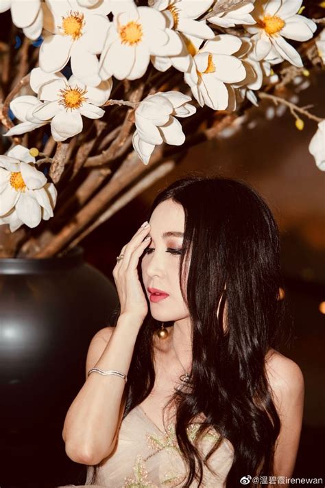 溫碧霞曬絕美婚紗照！一彎腰曝邪惡視角 「超深溝」藏不住 娛樂星聞