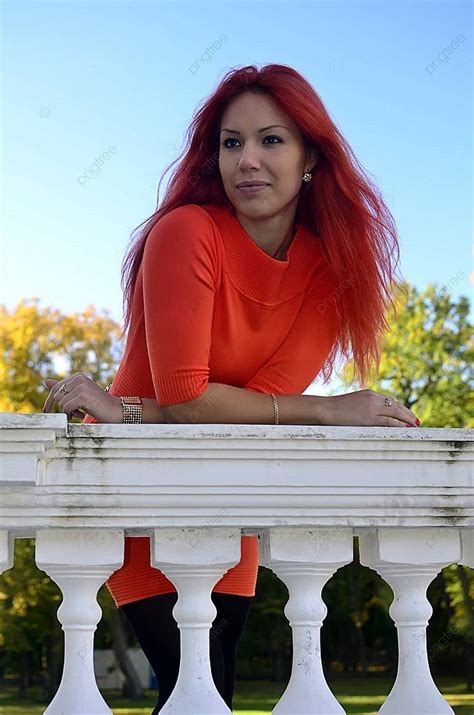 Fondo Chica Pelirroja De Pie En La Barandilla Mujer Pelirroja
