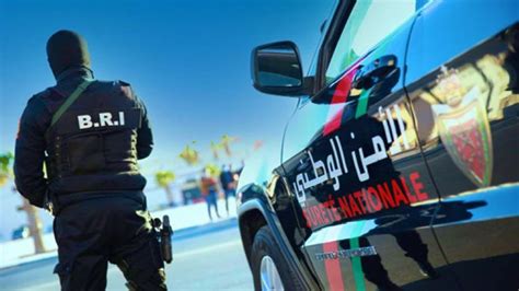 Es Smara Un Policier Use De Son Arme De Service Pour Neutraliser Un