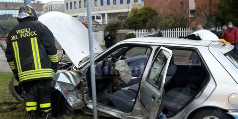 Violento Scontro Fra Due Auto Ferita Una Donna Ciavula
