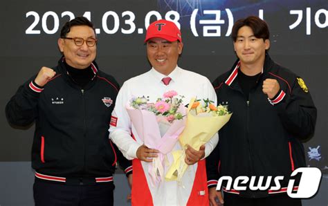 활짝 웃는 이범호 신임 감독 뉴스1