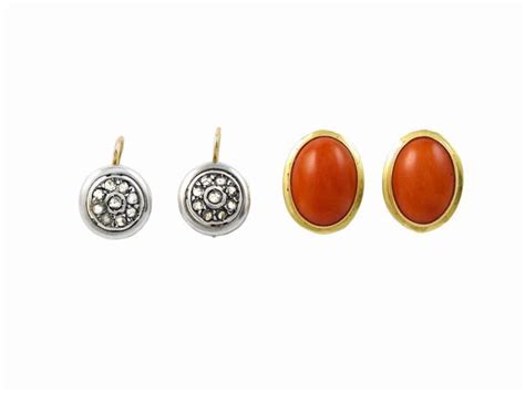 Due Coppie Di Orecchini In Oro Giallo E Argento Con Diamanti E Coralli Rosso Arancio Asta