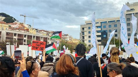 Lisboa Praça Martim Moniz é tomada por manifestação em apoio à
