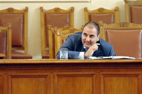 Полицаите не ударили момичето а влезли по бързичко
