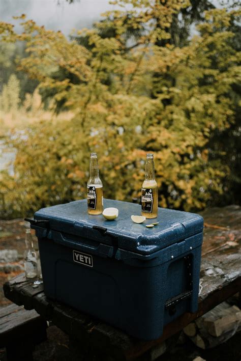 黒いプラスチック容器に透明なガラス瓶の写真 Unsplashで見つけるビールの無料写真