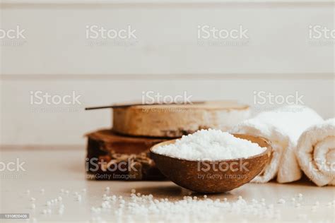 흰색 배경에 향기로운 막대와 장식 나무 껍질계가 있는 계피 분위기에 대한 스톡 사진 및 기타 이미지 분위기 스파 온천 개념 Istock