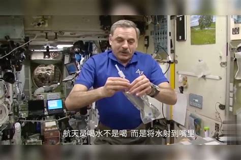 宇航员在太空喝水都这样？喝瓶饮料困难重重，网友：是个技术活！技术活网友