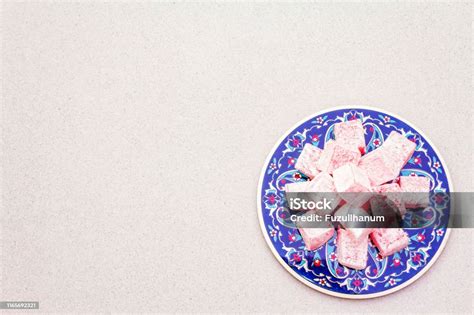 동부 과자 전형적인 민속 패턴의 도자기에 장미를 곁들인 전통 터키식 즐거움 라하트 루쿰 0명에 대한 스톡 사진 및 기타 이미지