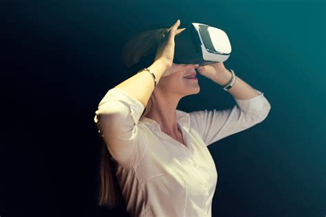 Vr 안경을 쓰고 가상 현실 엔터테인먼트 및 혁신적인 기술 개념과 상호 작용하는 젊은 여성 360도 촬영에 대한 스톡 사진 및