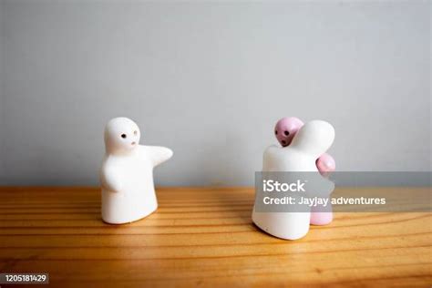 회색 배경에 흰색과 분홍색 세라믹 포옹 커플 또 다른 세라믹은 그것을보고 슬픈 느낌 0명에 대한 스톡 사진 및 기타 이미지