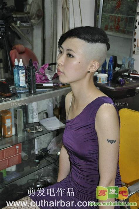 女理发师给真模特刮光头 剪发吧109 17 光头 中国长发