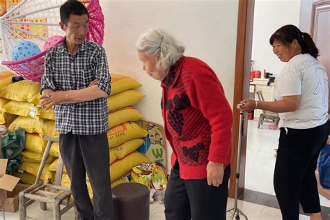 这两天外婆非要走小伙开车把她送到三姨家顺便再带点好吃的 凤凰网视频 凤凰网