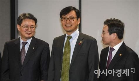 포토 의견 나누는 윤면식 이호승 김용범