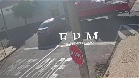 Motorista avança sinal de pare e causa acidente em cruzamento de Franca