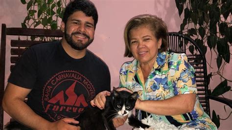 Il Gatto Randagio Interrompe Un Servizio Dal Vivo E Il Reporter Lo Adotta